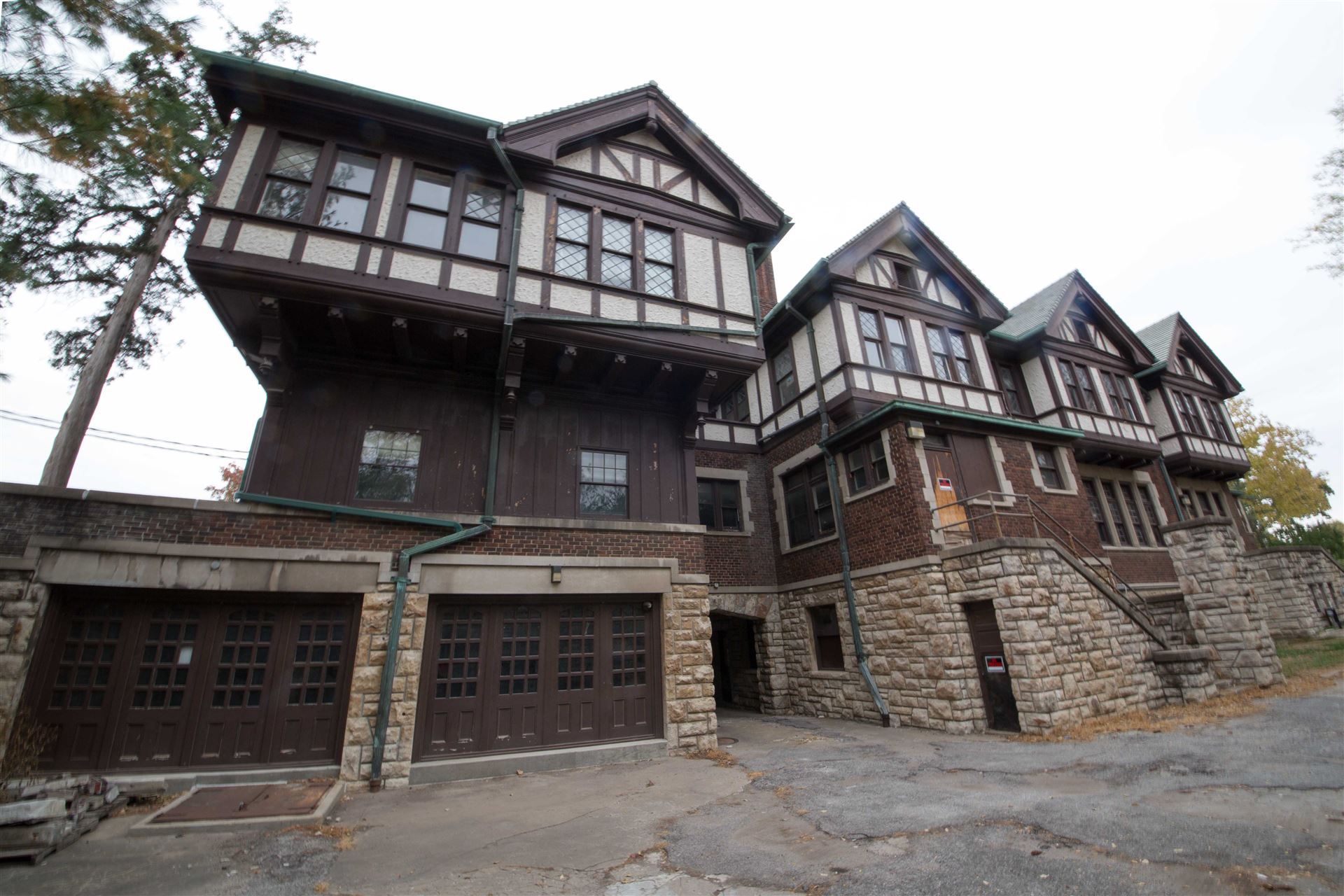Locations Hub - Epperson House - Spooky Mansion